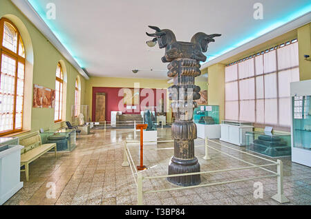 Capital column, Bull head, Persepolis, Museum of Ancient Iran, National ...