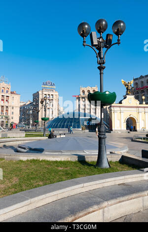 Globus (Globe) Monument on Independence Square (Maidan Nezalezhnosti ...