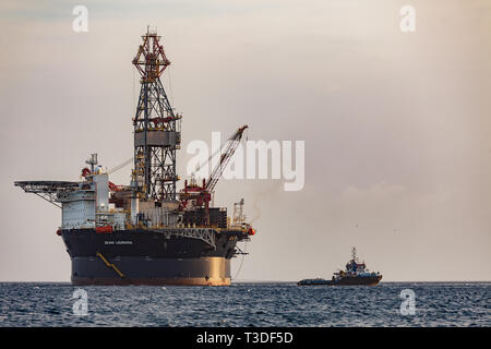 Drilling rig off the coast of Curacao travel Stock Photo - Alamy
