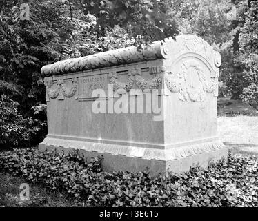 Archival Photo: Robert Todd Lincoln, half-length portrait in old age ...