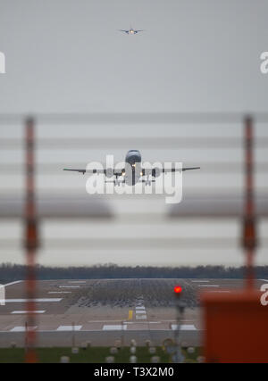 Lufthansa Airbus A320 landing behind airfield maintenance engineers on ...