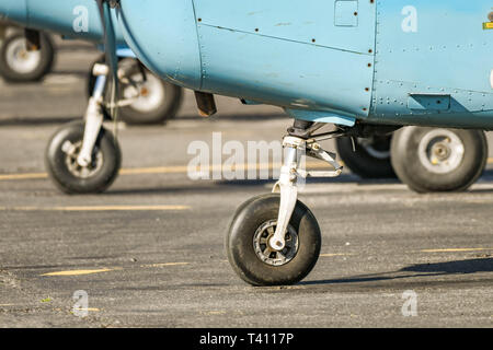 Close up view of the nose wheel and undercarriage of a Boeing 757 ...