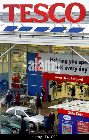 Tesco supermarket in Pontypool, South Wales. 14/12/2006 Stock Photo - Alamy
