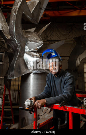 Sculptor Richard Hunt at his Chicago studio Stock Photo - Alamy