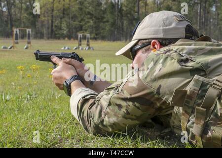 A Georgia Army National Guardsman fires his weapon Stock Photo - Alamy