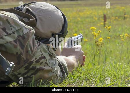 A Georgia Army National Guardsman fires his weapon Stock Photo - Alamy