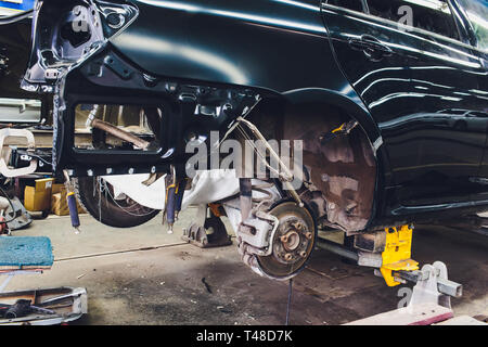 dismantled car engine in a car workshop Stock Photo - Alamy