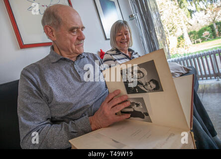 11 April 2019, Hessen, Bruchköbel: While they leaf through an old photo ...
