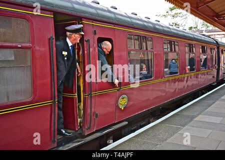 Passengers alighting from a steam train at Wootton Station on the Isle ...