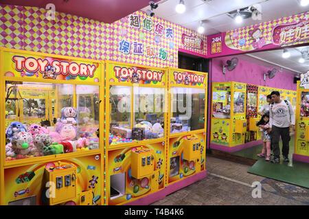 TAIPEI, TAIWAN - DECEMBER 3, 2018: Claw machine gaming parlor in Taipei ...