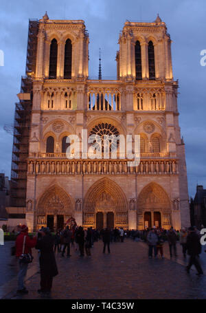 Paris, FRANCE. 2nd Feb, 2003. Exterior picture of the Notre Dame ...