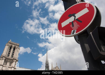 Busy summer time at the Notre Dame, Paris Stock Photo - Alamy