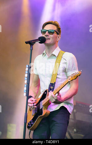 Dan Gillespie Sells The Feeling performing a small live set and signing ...