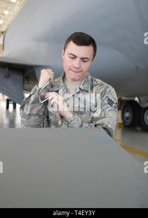 Crew chiefs from the 191st Aircraft Maintenance Squadron conduct ...