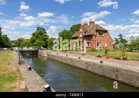 Clifton Lock and lock keepers house on the River Thames, UK Stock Photo ...