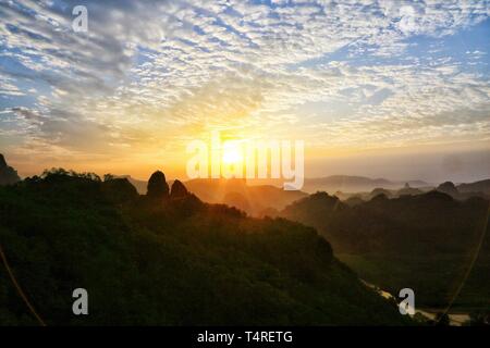 Fujian, Fujian, China. 19th Apr, 2019. Fujian, CHINA-Stunning scenery ...