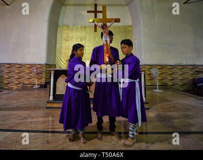 Kolkata, India. 19th Apr, 2019. An actor portray Jesus Christ performs ...