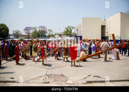 Mexiko Stadt, Mexico. 19th Apr, 2019. The inmate Edgar Jimenez stages ...