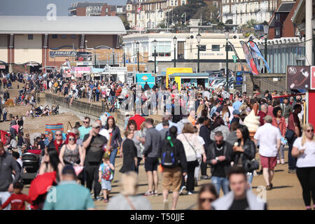 Hunstanton, UK. 19th Apr, 2019. The promenade is packed with people ...