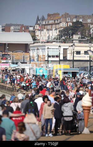 Hunstanton, UK. 19th Apr, 2019. The promenade is packed with people ...