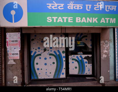 Kolkata, India. 19th Apr, 2019. Indian Christians pray during a ...