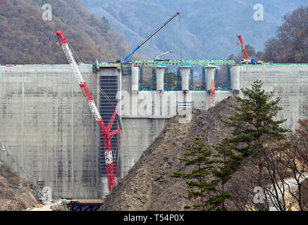Naganohana, Japan. 21st Apr, 2019. Construction continues at the ...