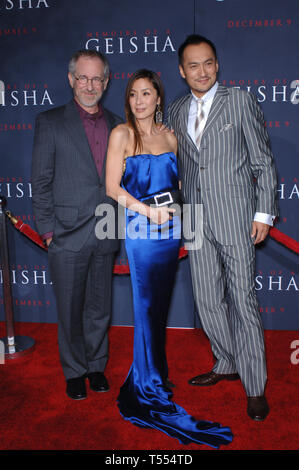 Steven Spielberg, Michelle Yeoh & Ken Watanabe attend the Memoirs of a ...