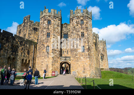 Octagonal Towers at entrance to main keep at Alnwick Castle in ...