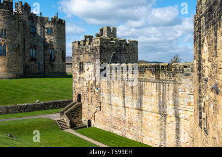 Postern Tower and Constable’s Tower from the inner bailey at Alnwick ...