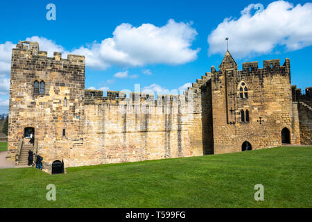 Postern Tower and Constable’s Tower from the inner bailey at Alnwick ...