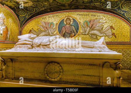 The crypt of the St. Peter's Basilica, Vatican City Stock Photo - Alamy