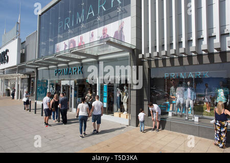 Shoppers coming out of Primark store, Ilford town centre Stock Photo ...