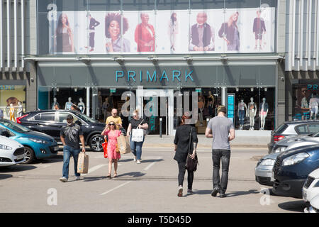 Shoppers coming out of Primark store, Ilford town centre Stock Photo ...