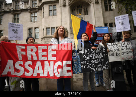 Supporters of Julian Assange protest in front of the Chamber of ...