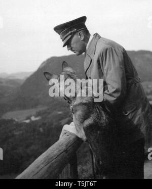 Eva Braun Collection (trinaest) - Adolf Hitler with his German Shepherd ...