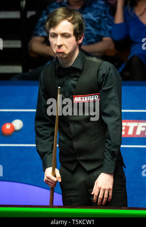 Scott Donaldson in action against Mark Allen on day three of the 2025 ...