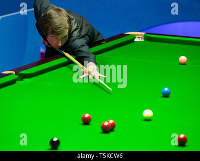 Scott Donaldson in action against Mark Allen on day three of the 2025 ...