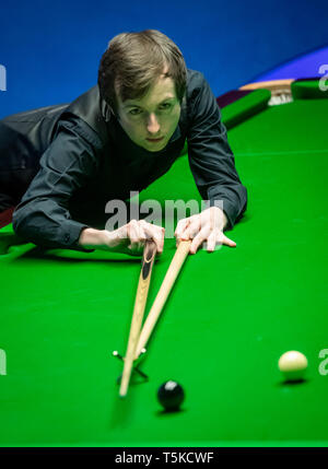 Scott Donaldson in action against Mark Allen on day three of the 2025 ...