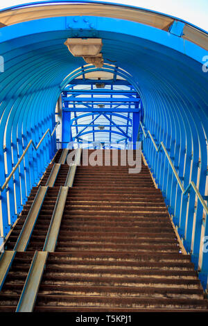 Pedestrian bridge over highway Stock Photo: 22325005 - Alamy