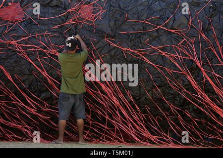 Pasay City, Philippines. 25th Apr, 2019. A worker prepares a whale ...