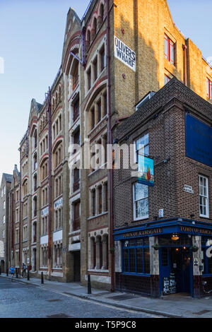 Wapping High Street, conversion flats in old wharf buildings, Tower ...