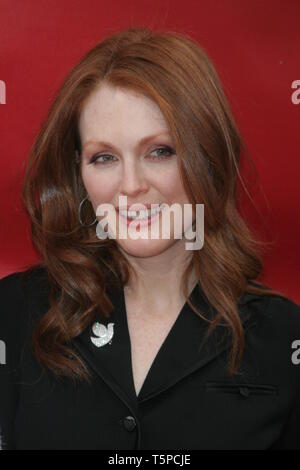 Julianne Moore 2004 Photo By John Barrett/PHOTOlink.net Stock Photo - Alamy