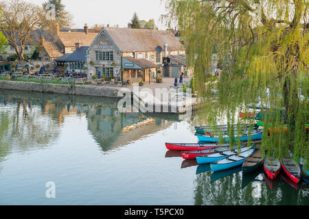 The Riverside Pub on the River Thames, Lechlade, Cotswolds Stock Photo ...