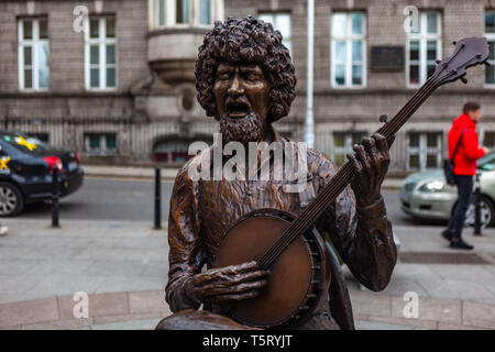 Dublin, Ireland – March 2019 Statue of Dublin-born singer Luke Kelly in ...