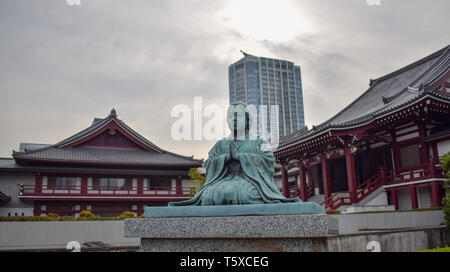 A statue of Princess Kazunomiya kneeling at Zojoji Temple, Tokyo Stock ...