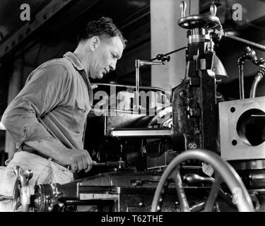 Vintage lathe machine in an old garage Stock Photo - Alamy