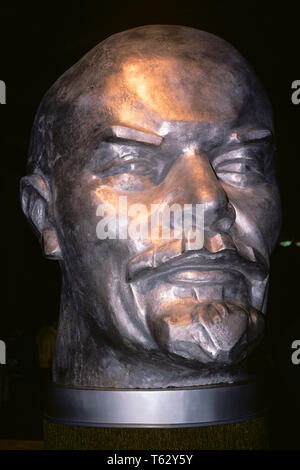 Bronze statues of Russian Bolshevik revolutionary Vladimir Lenin (L) by ...