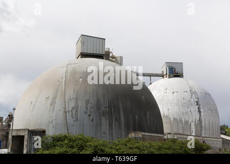 Seattle, Washington: Ash Grove Cement Company's cement bulk storage ...