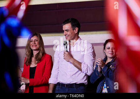 Politician Pedro Sanchez and his wife Begona Gomez voting during the ...