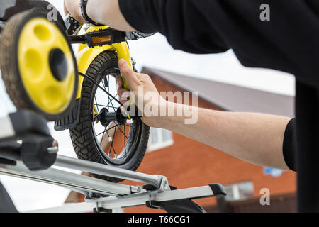 man fixing a car roof rack outdoors Stock Photo - Alamy